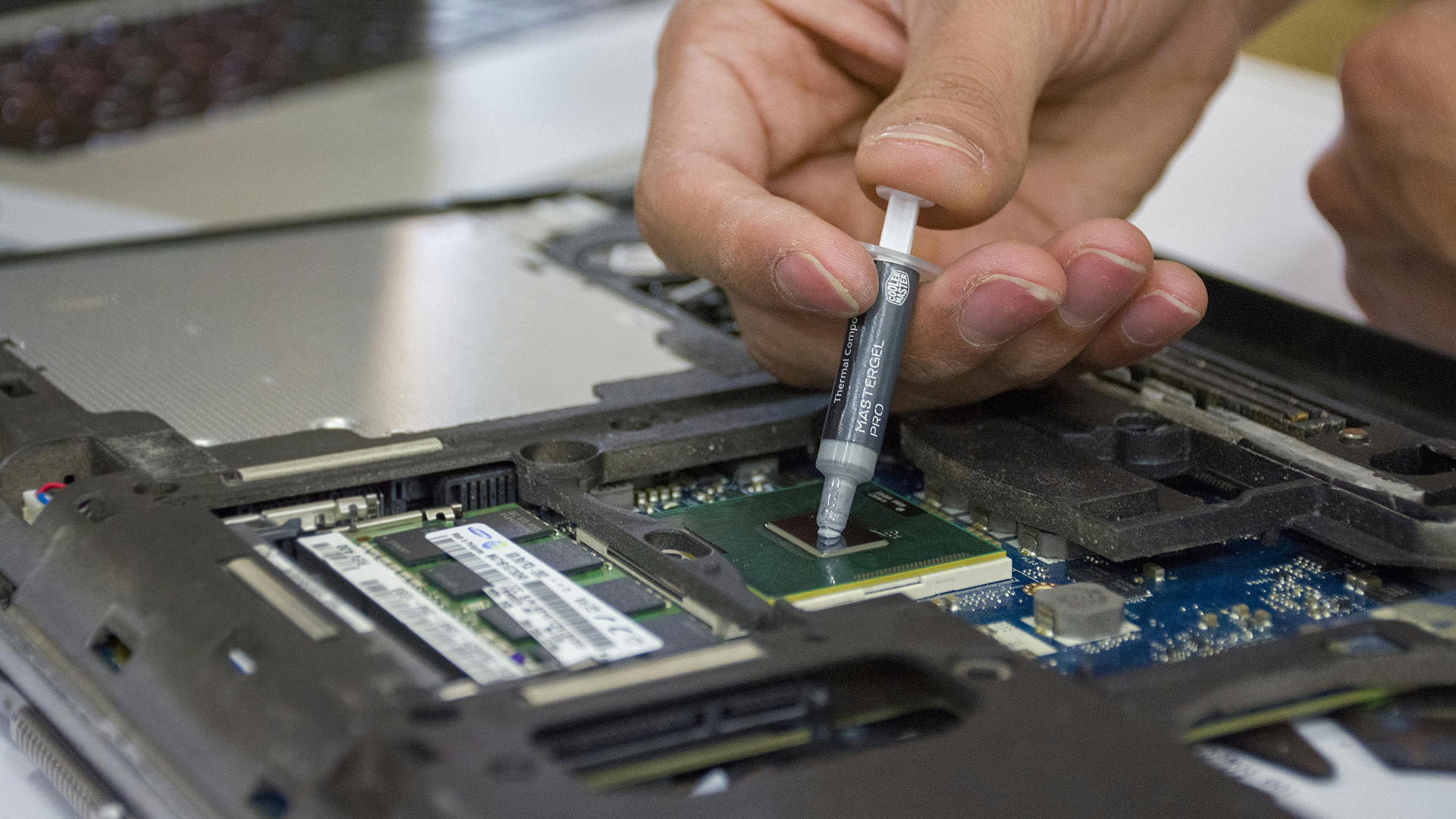 Thermal Paste Laptop Replacement: When and How to Do It Properly